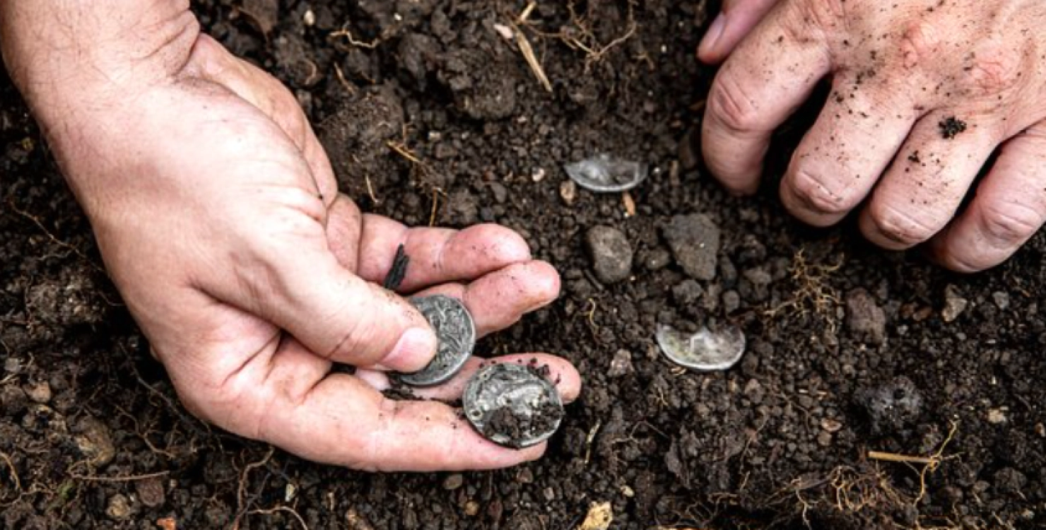 90-year-old Briton unearths unique Celtic tribe treasure - Новини ФАКТ